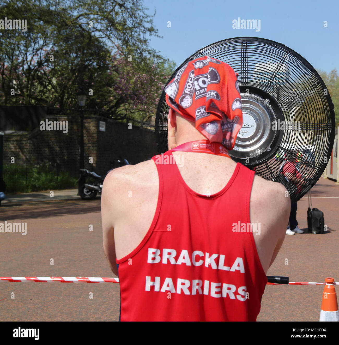 London marathon record heat hi-res stock photography and images - Alamy