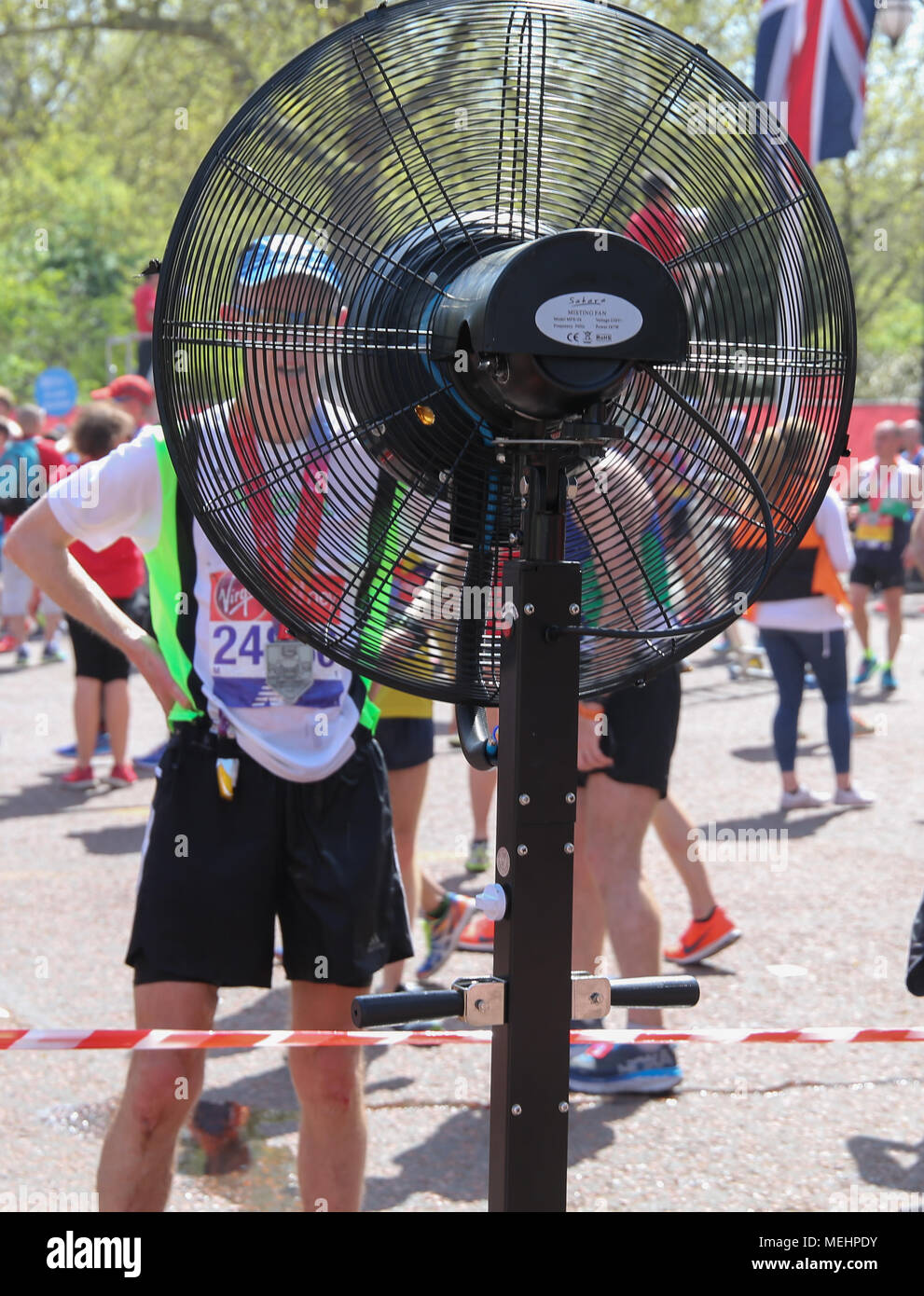 London marathon record heat hi-res stock photography and images - Alamy