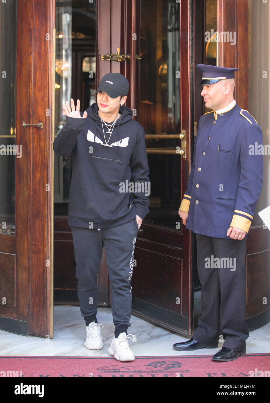 Concorrenza, Roma, il rapper Coreano Jackson Wang fotografato mentre ...