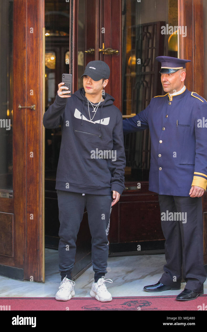 Concorrenza, Roma, il rapper Coreano Jackson Wang fotografato mentre ...