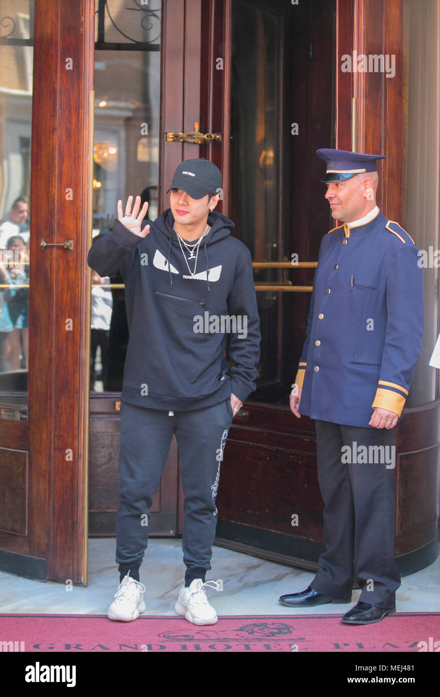 Concorrenza, Roma, il rapper Coreano Jackson Wang fotografato mentre ...