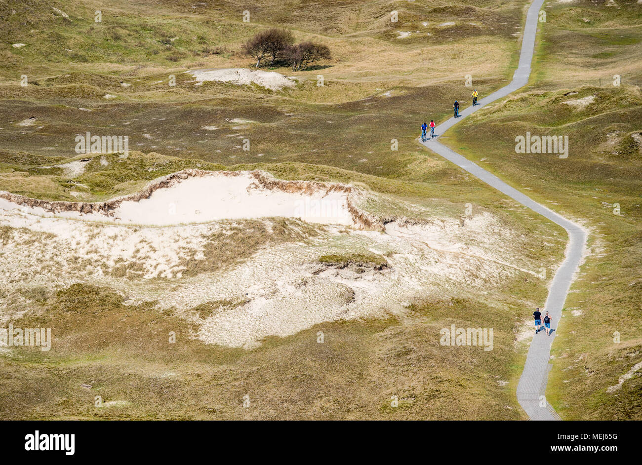 22 April 2018, Germany, Norderney: A zigzag pathway leads past a sand ...