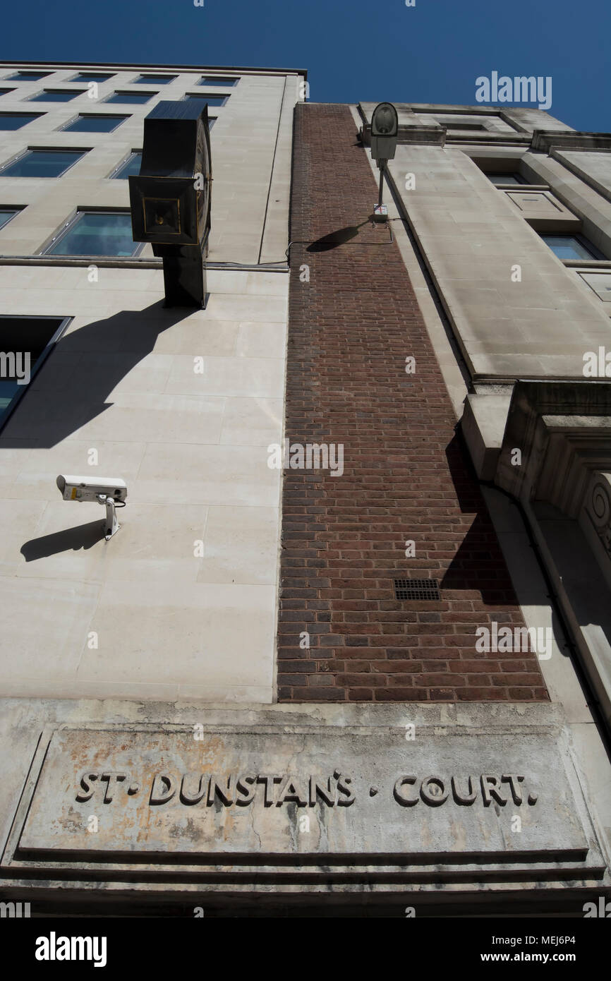 street name sign for st dunstan's court, off fleet street in the city ...