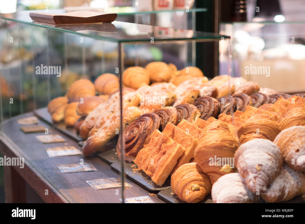 Cake pastries shop window hi-res stock photography and images - Alamy