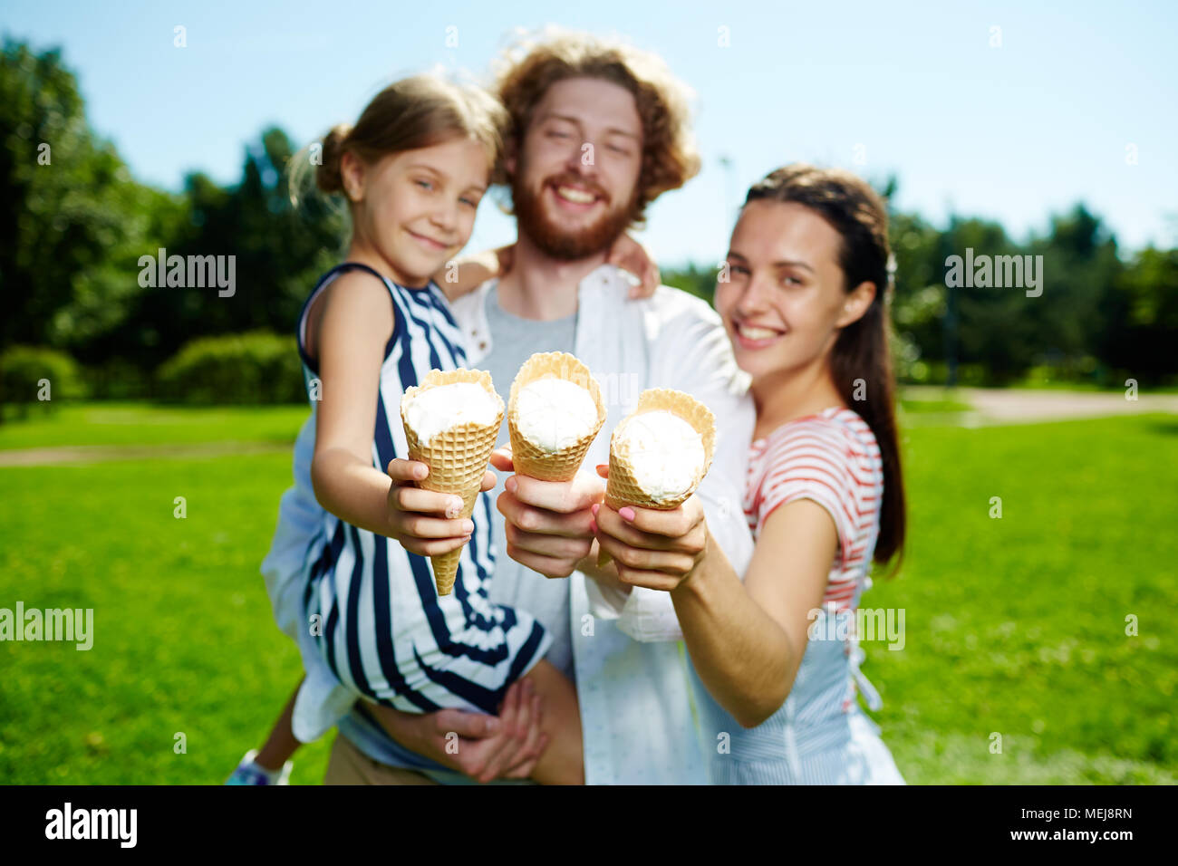 Family enjoying ice cream hi-res stock photography and images - Alamy