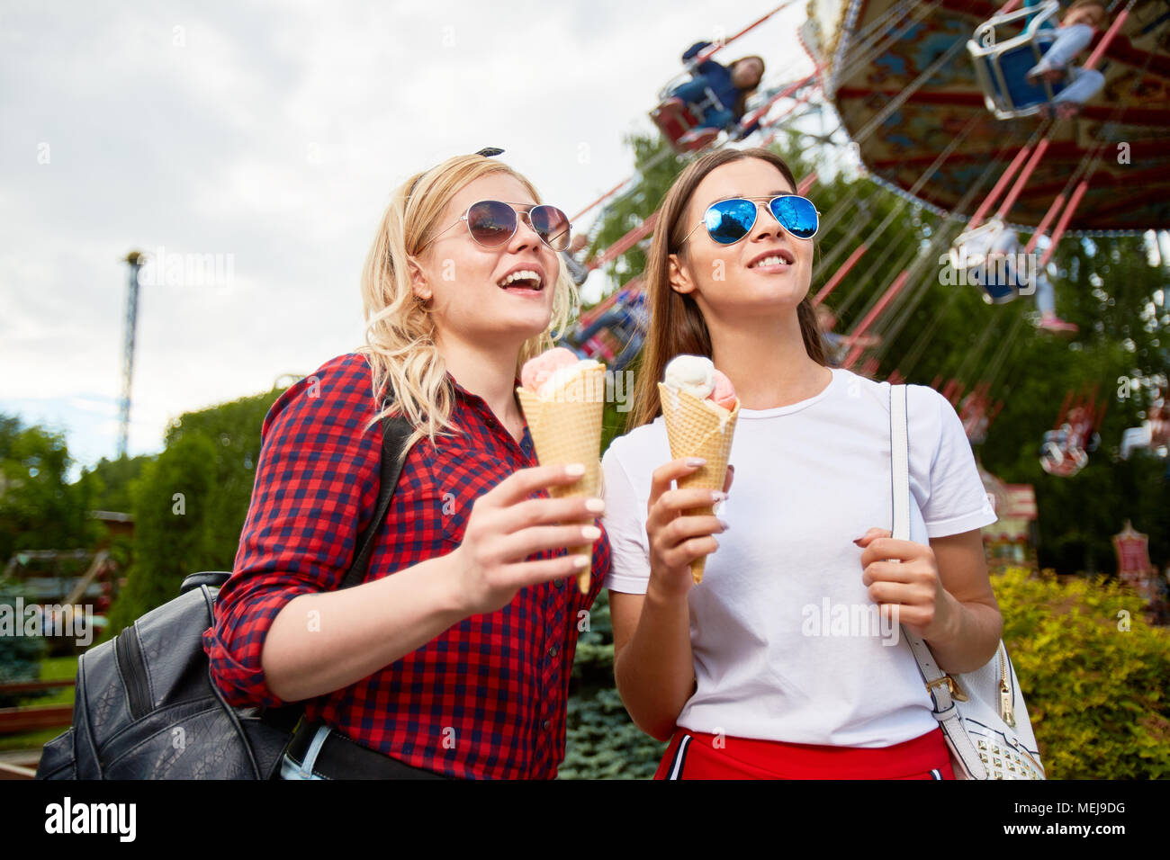 Girls in park hi-res stock photography and images - Alamy
