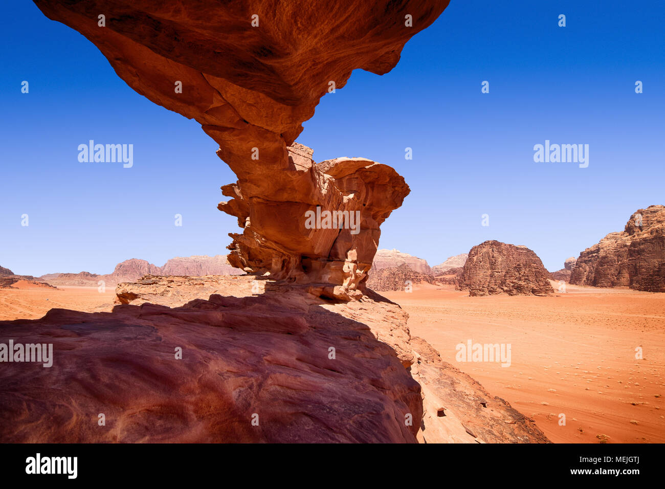 Bridge arch jordan wadi rum hi-res stock photography and images - Alamy