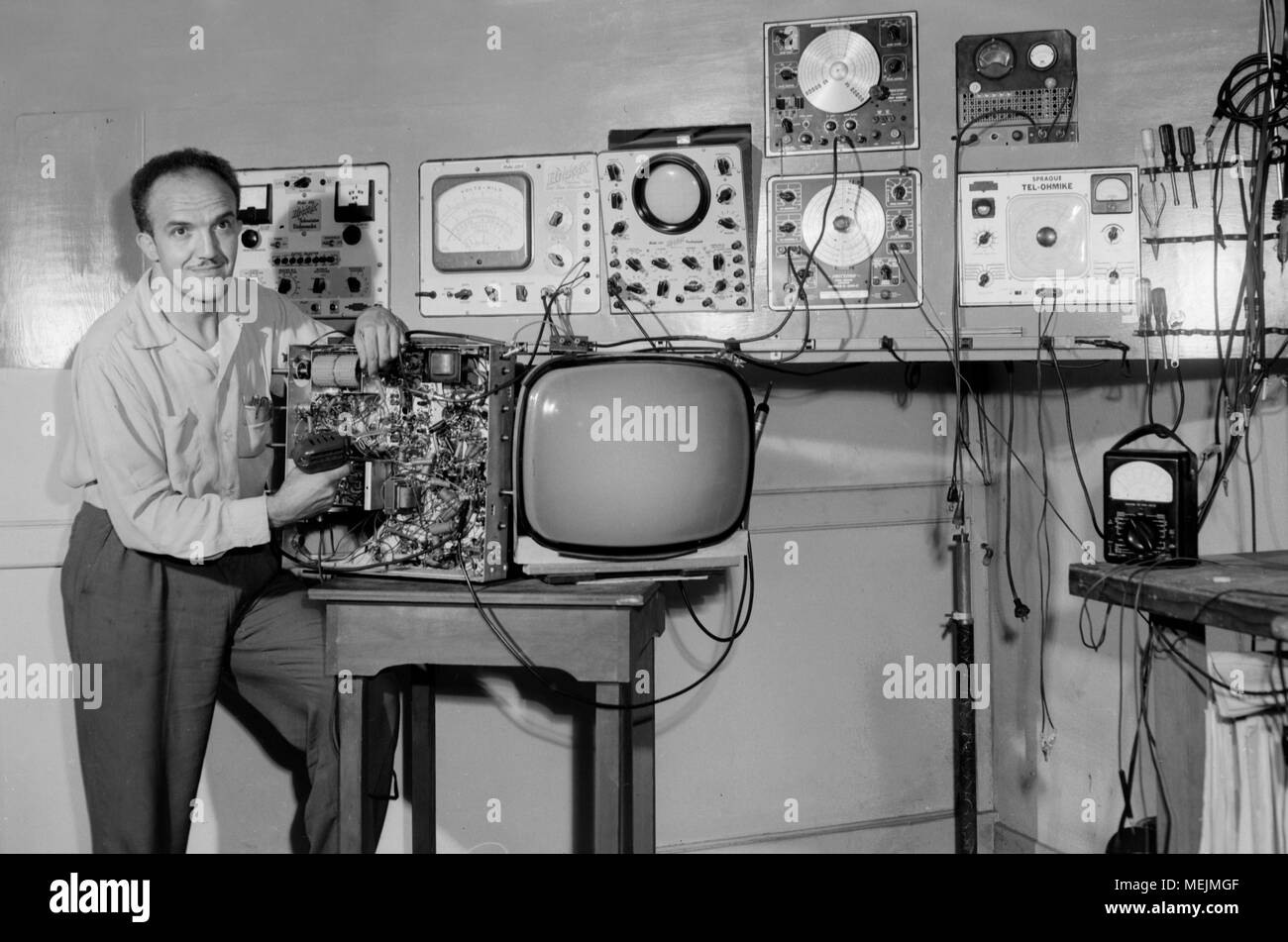 Tv repairman hi-res stock photography and images - Alamy