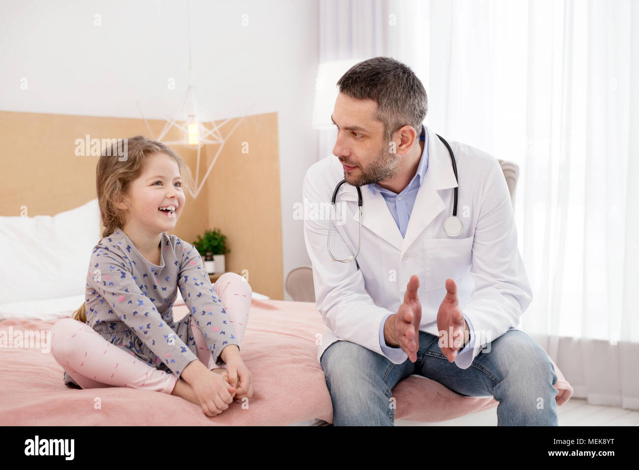 Kind doctor visiting a little girl Stock Photo - Alamy