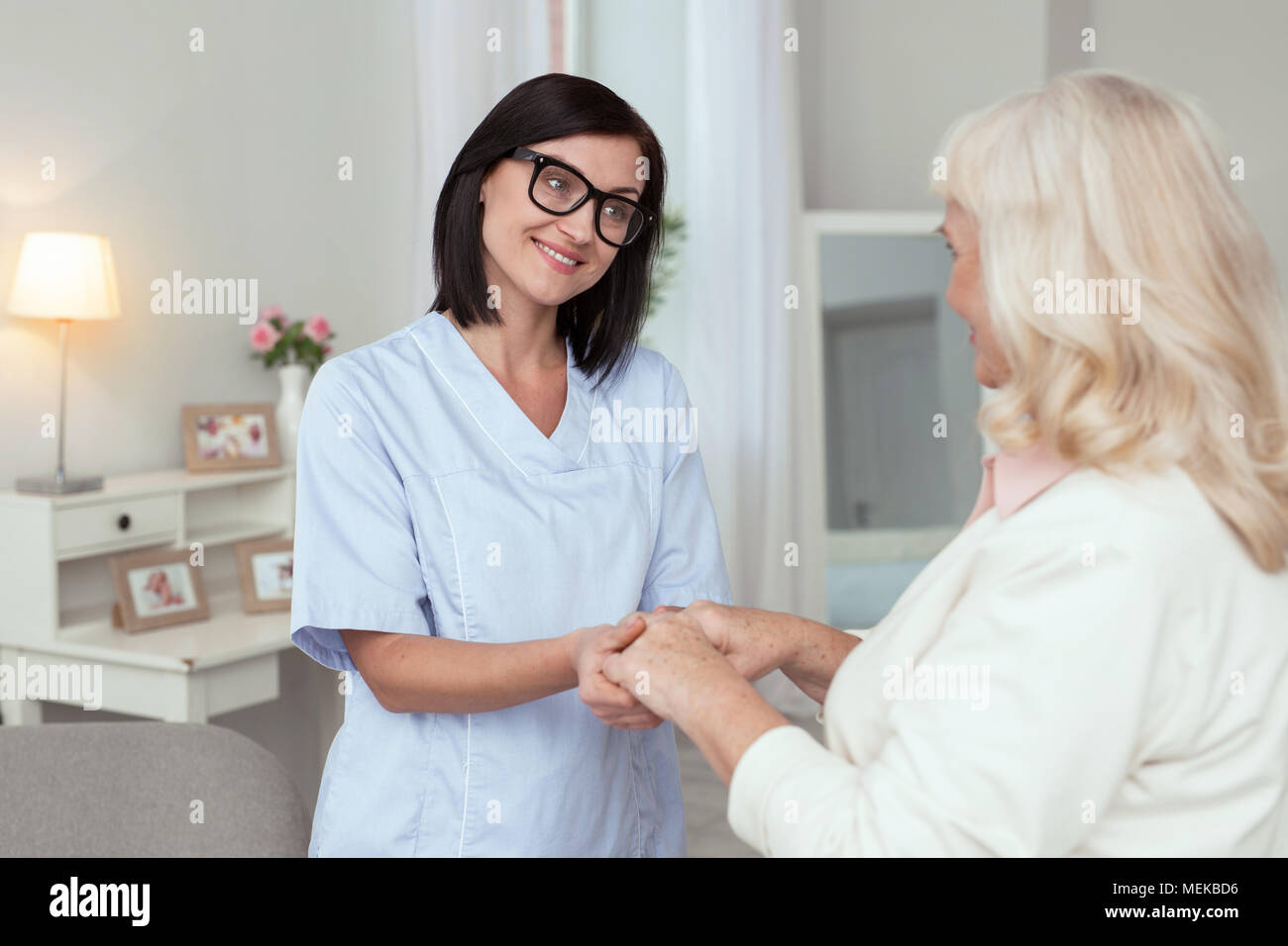 Nurse providing care senior hi-res stock photography and images - Alamy