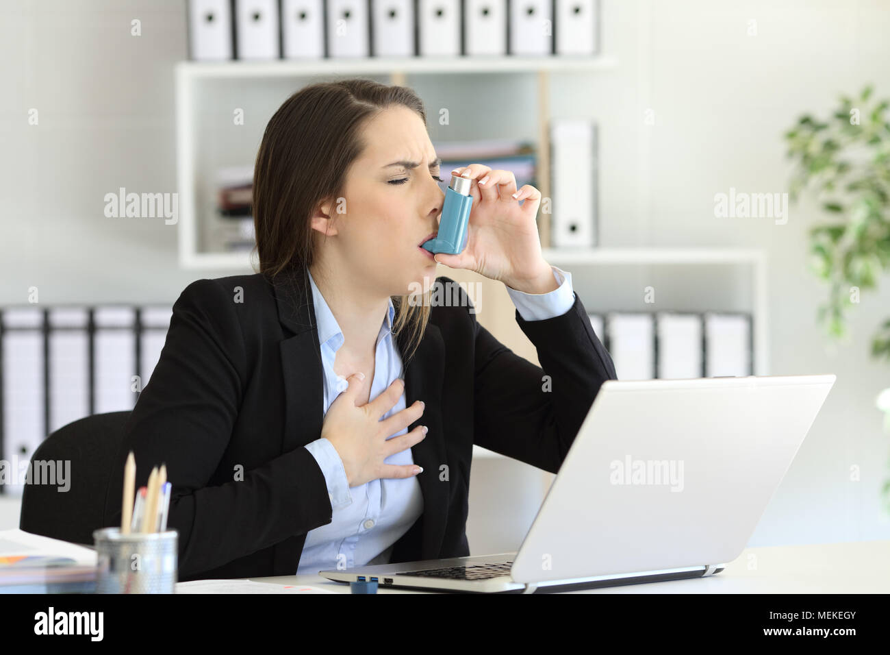 Asthma attack hi-res stock photography and images - Alamy