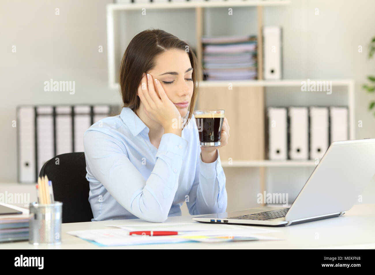 Lazy office worker hi-res stock photography and images - Alamy