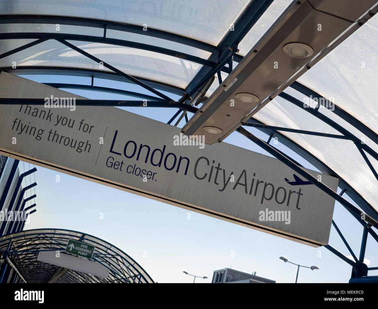 London airport terminal building hi-res stock photography and images ...