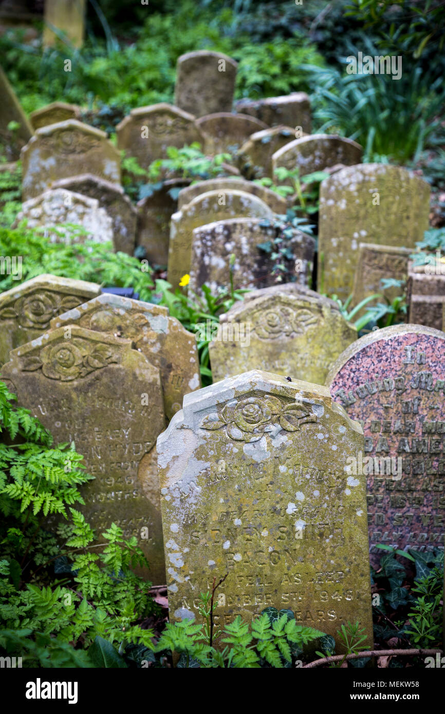 Graves cemeteries hi-res stock photography and images - Alamy