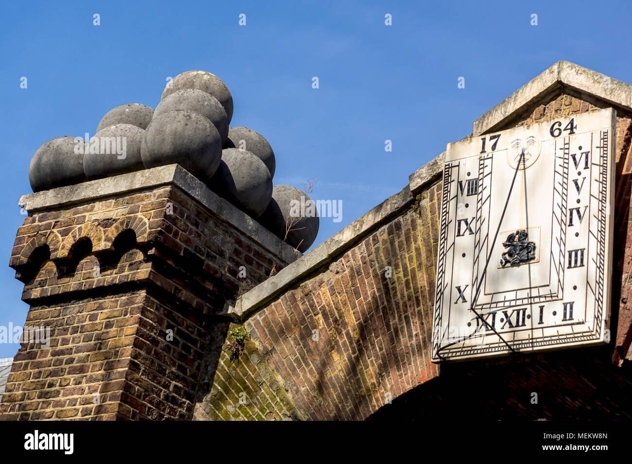 Dial arch pub hi-res stock photography and images - Alamy