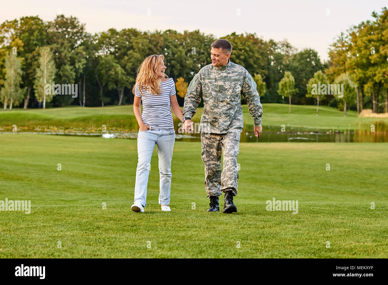 Military couple holding hands hi-res stock photography and images - Alamy