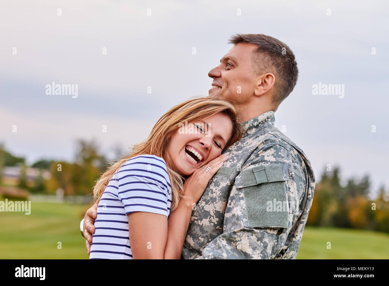 Soldier and wife hi-res stock photography and images - Alamy