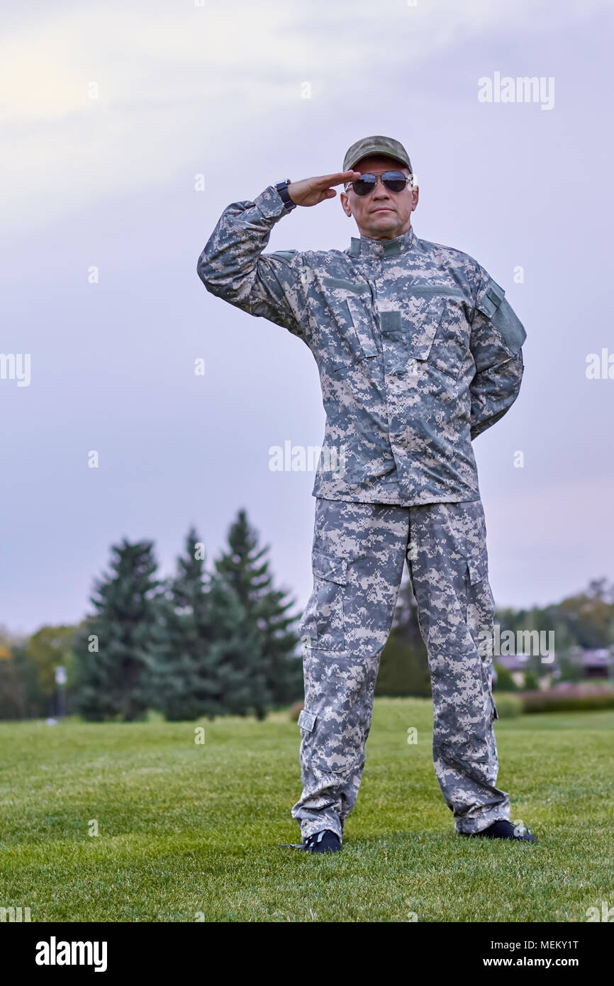 Person saluting soldier standing hi-res stock photography and images ...