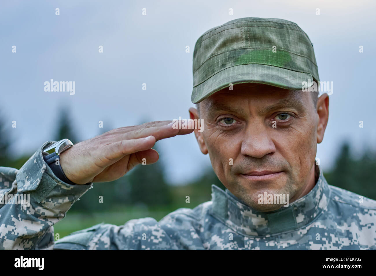 Soldier saluting hi-res stock photography and images - Alamy