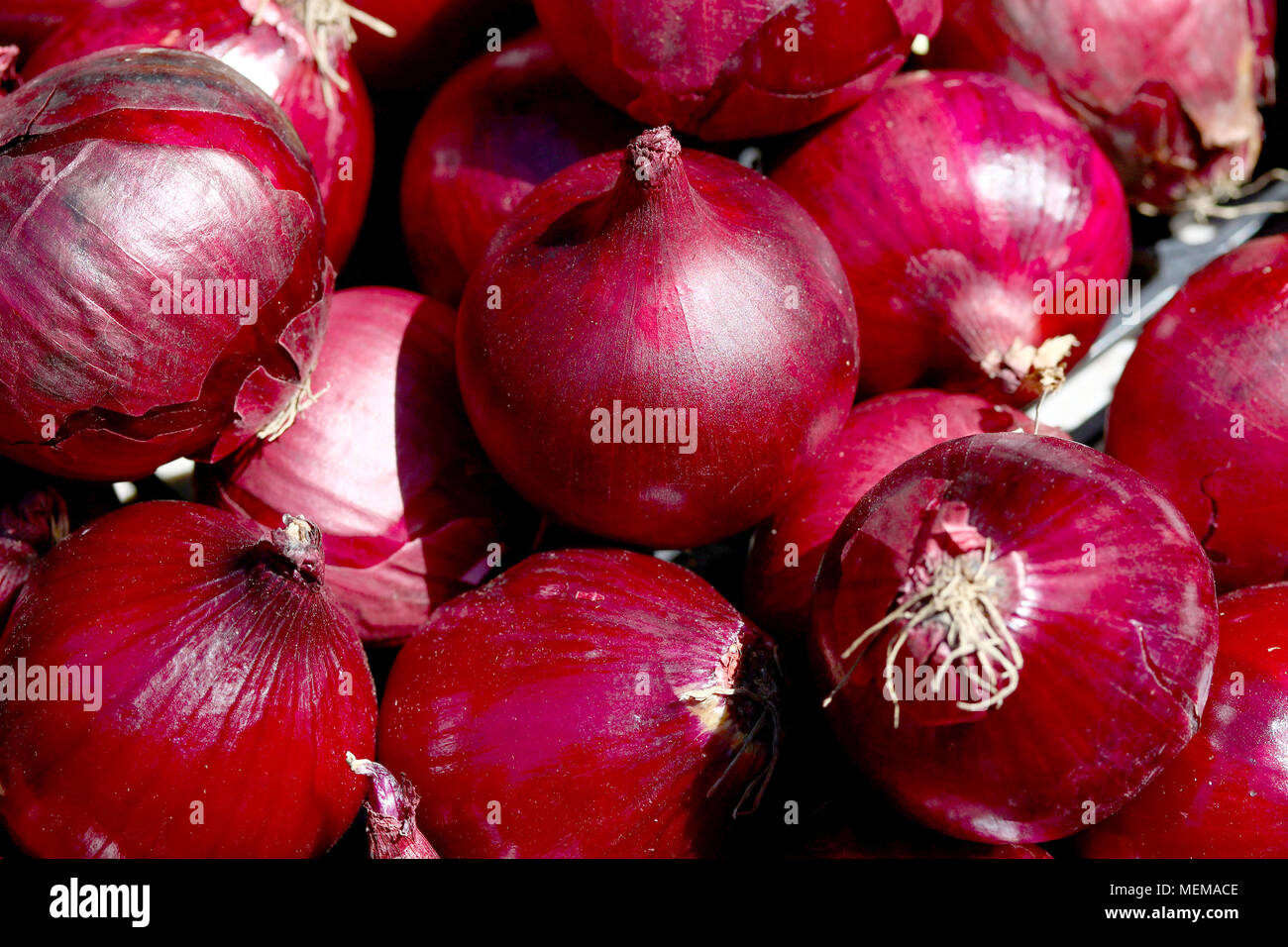 Bright red onions at farmer's market Stock Photo - Alamy