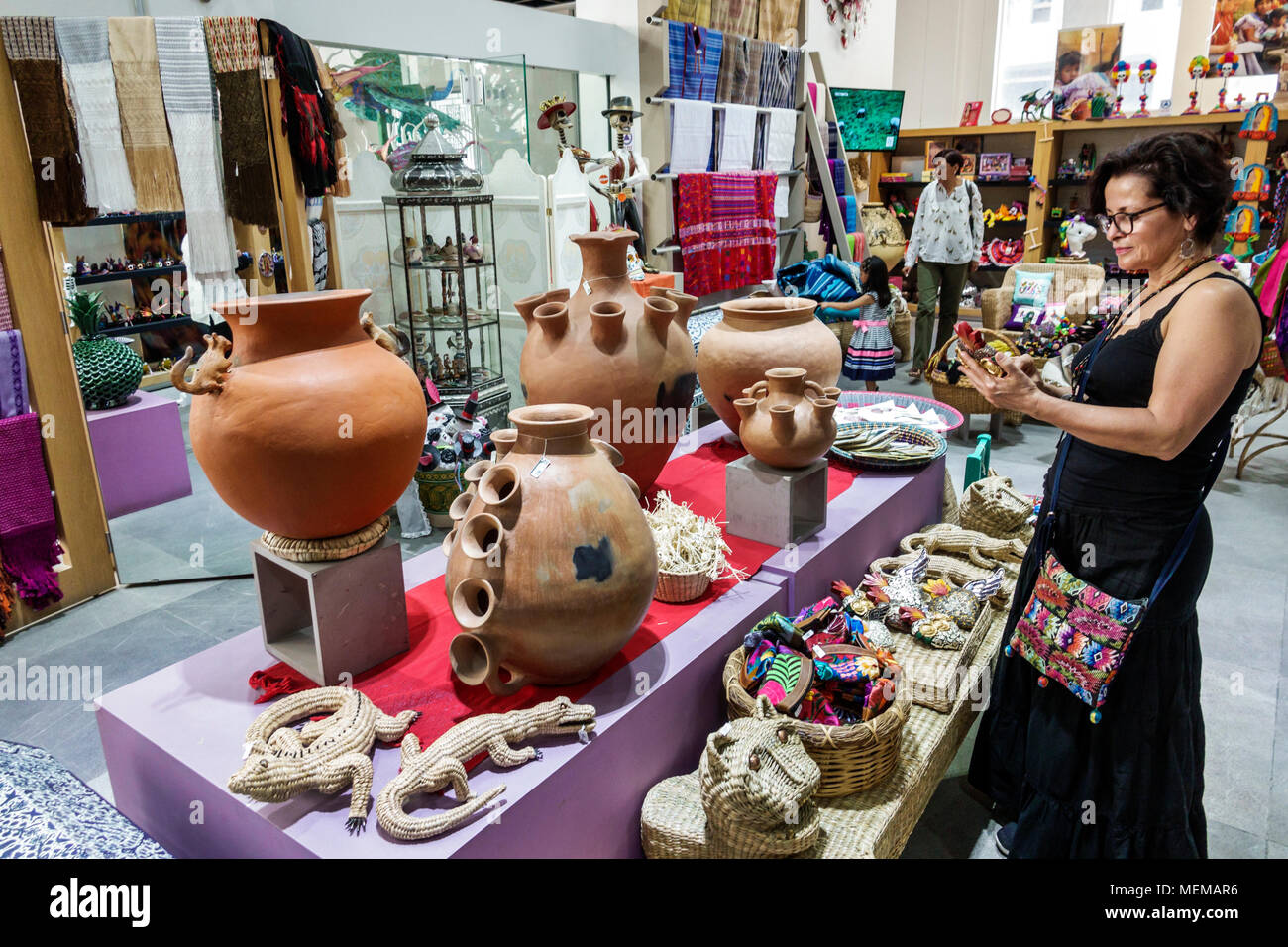 Popular shopping centre hi-res stock photography and images - Alamy