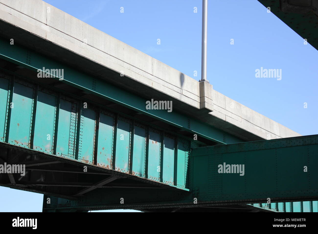Interstate highway in Illinois cross cross with bridges and overpasses ...