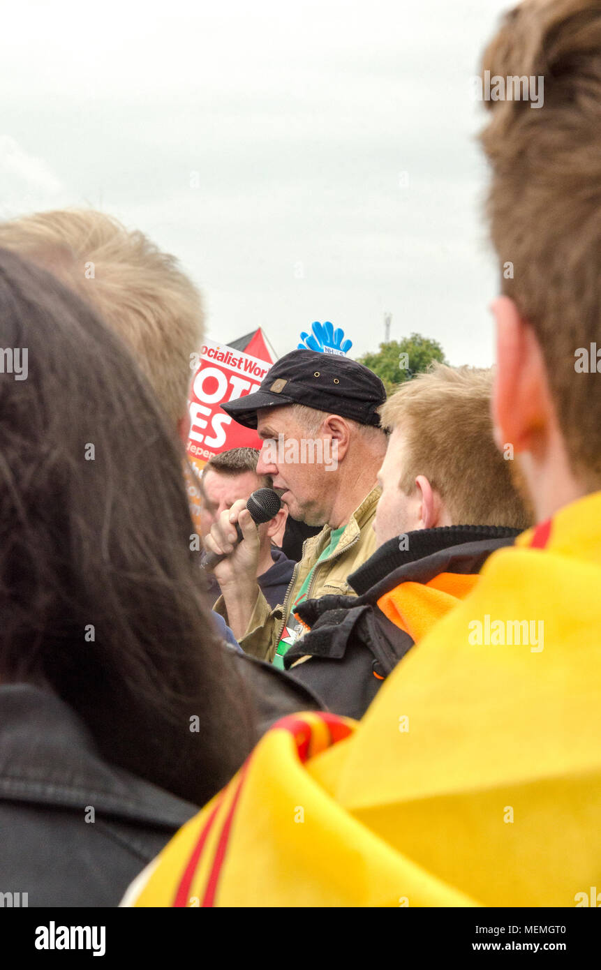 GLASGOW, SCOTLAND -SEPTEMBER 14th 2014: Singer Alan Smart talking to ...