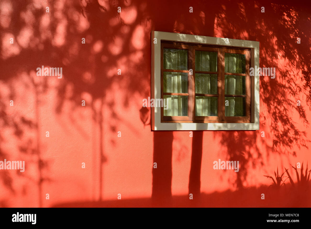 Red_wall hi-res stock photography and images - Alamy
