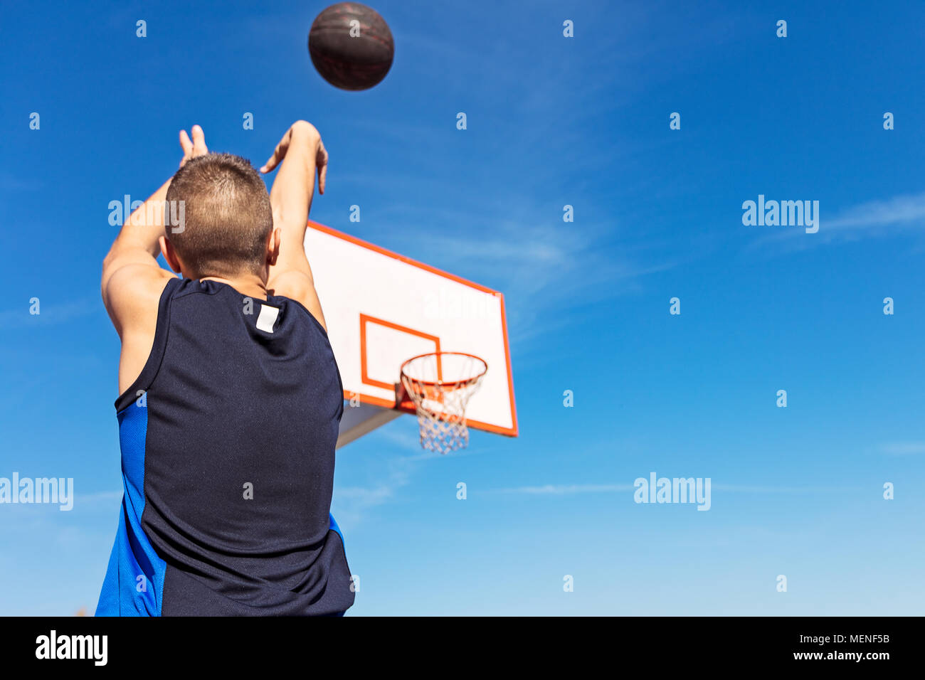 Basketball young free throw hi-res stock photography and images - Alamy