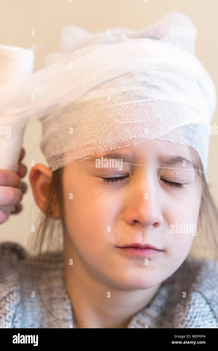 Doctor bandaged the girl's head Stock Photo - Alamy