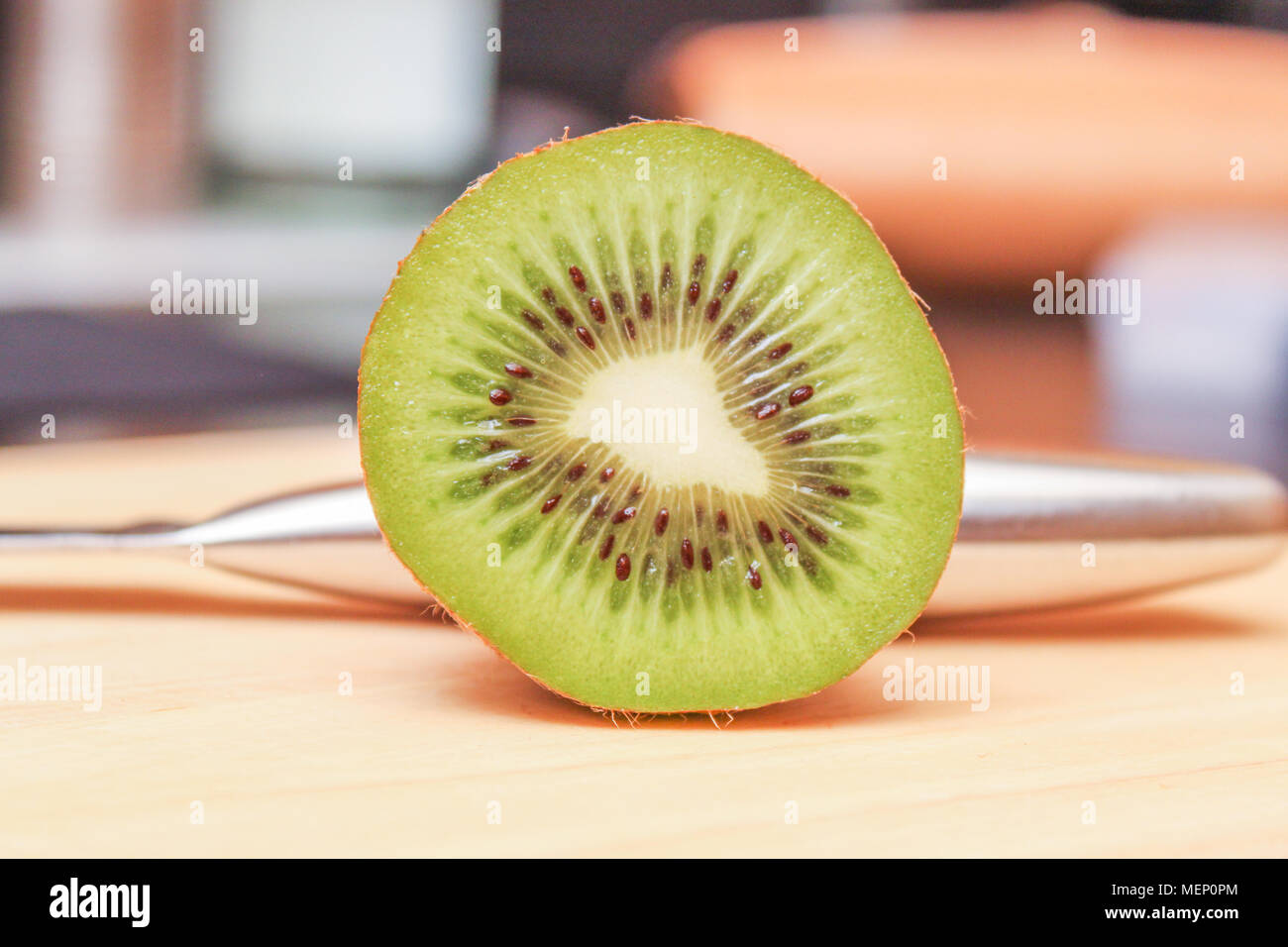 Half of a kiwi fruit showing the inside pattern Stock Photo - Alamy