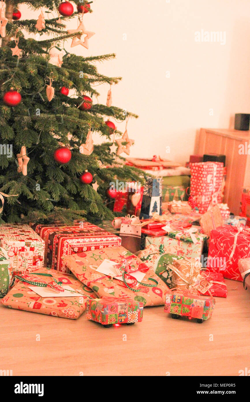 Presents under the tree hi-res stock photography and images - Alamy