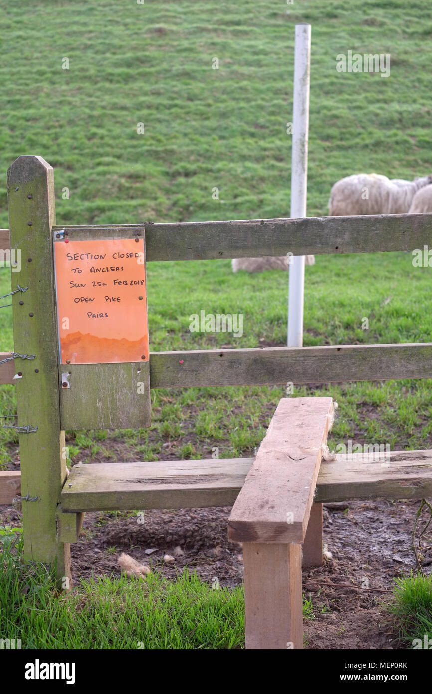 Footpaths in fields hi-res stock photography and images - Alamy