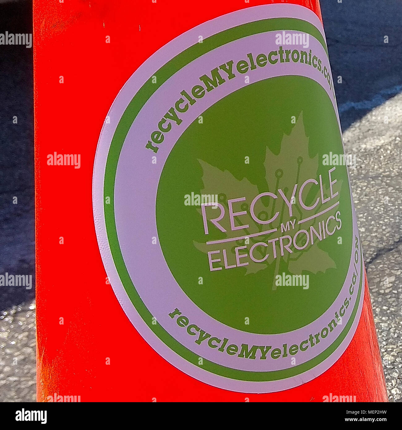 Sign and symbol for the recycling of electronic waste Stock Photo - Alamy