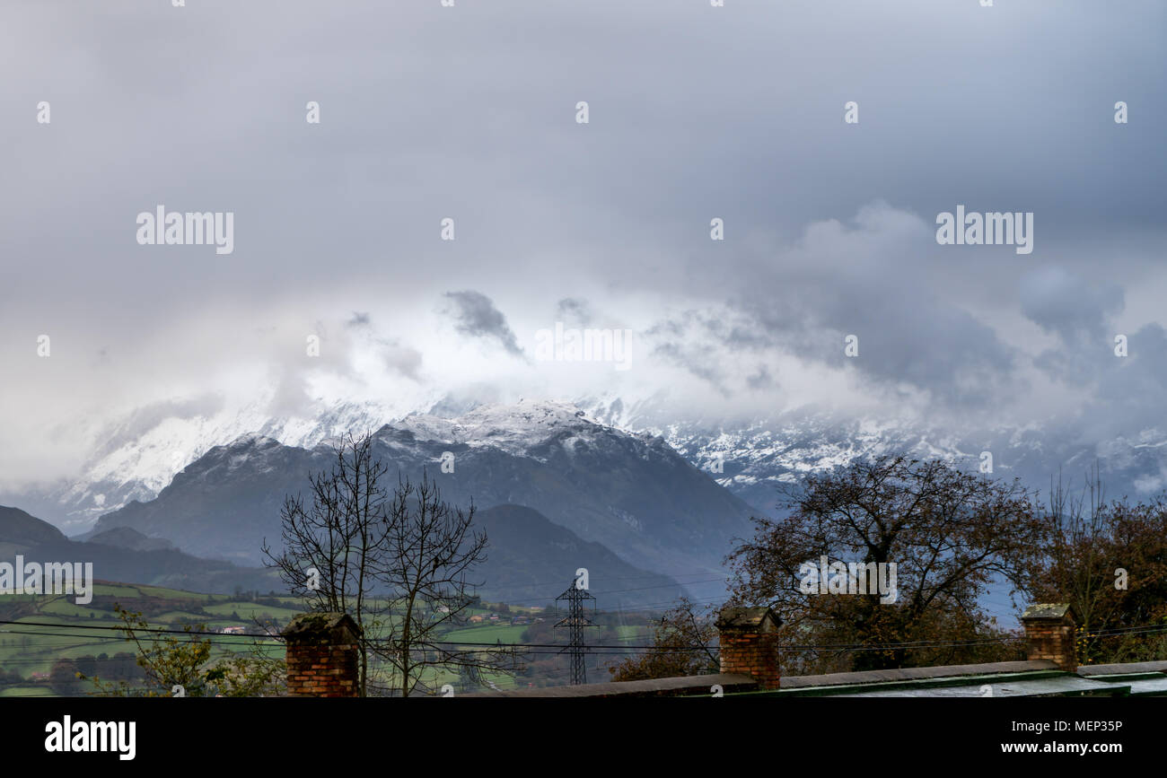 Snow mountains and snow peaks and valleys hi-res stock photography and ...