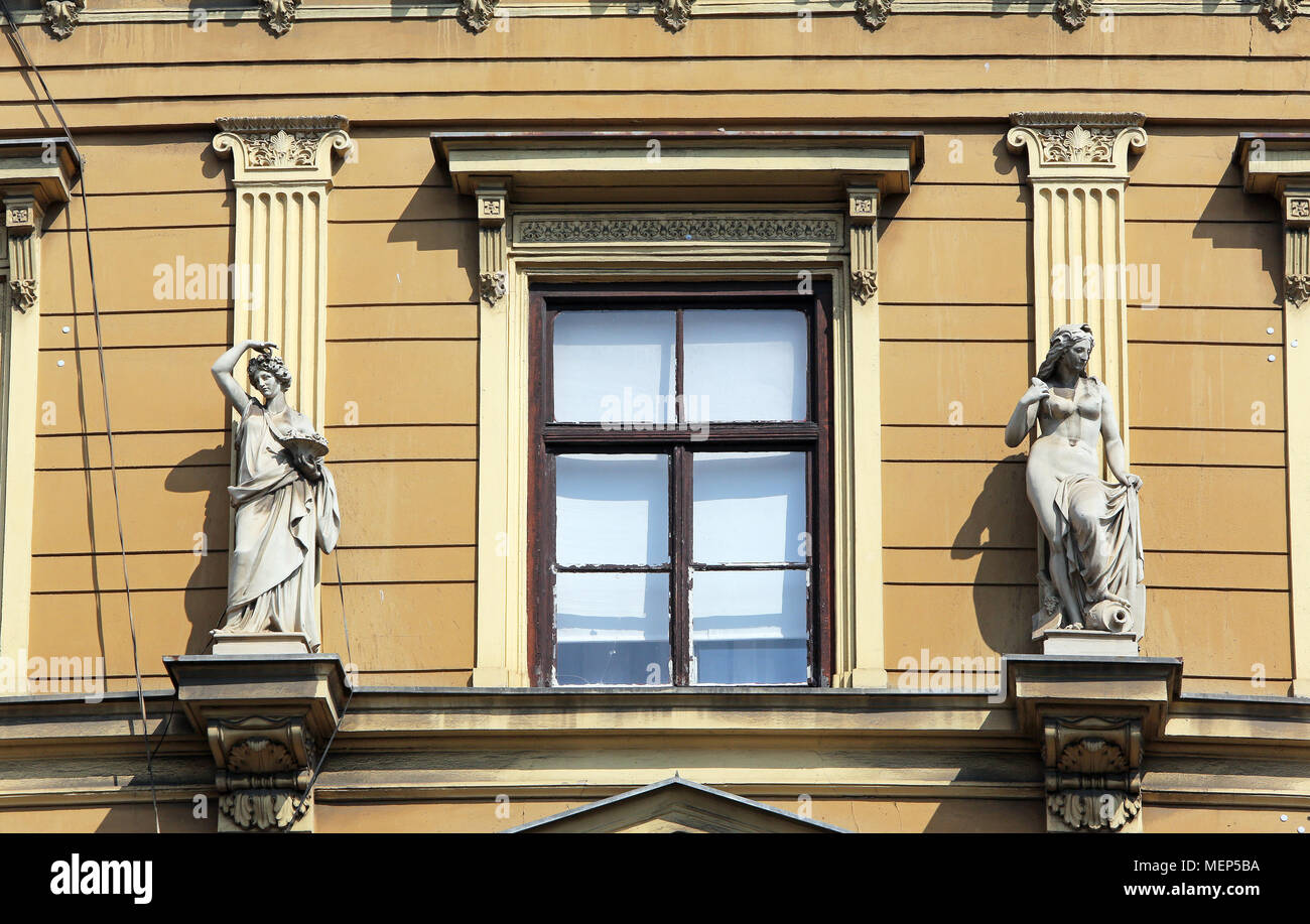 Ornate facade apartment building hi-res stock photography and images ...
