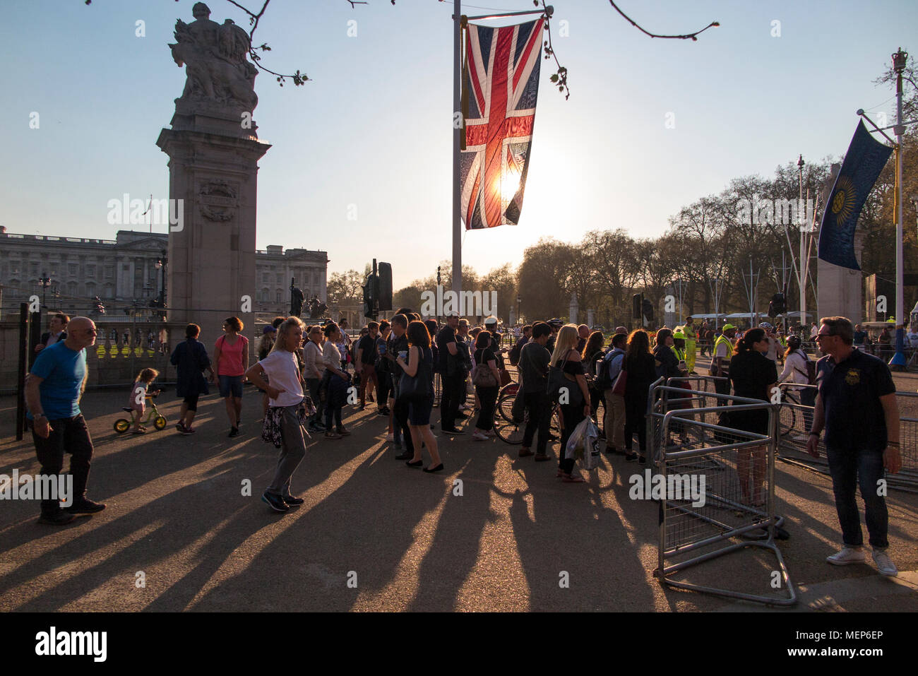Crowds buckingham palace hi-res stock photography and images - Alamy