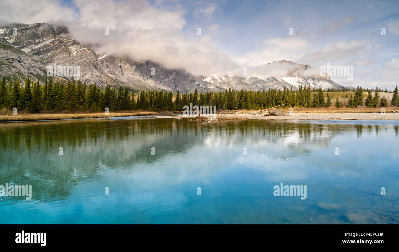 The Bow river and Mount Yamnuska in the Canadian Rockies, Alberta Stock ...