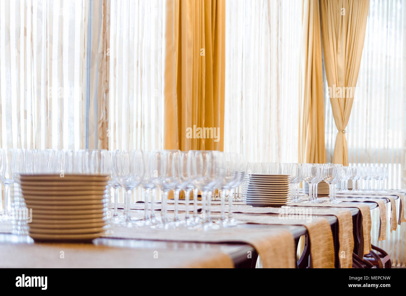 Empty plates table hi-res stock photography and images - Alamy