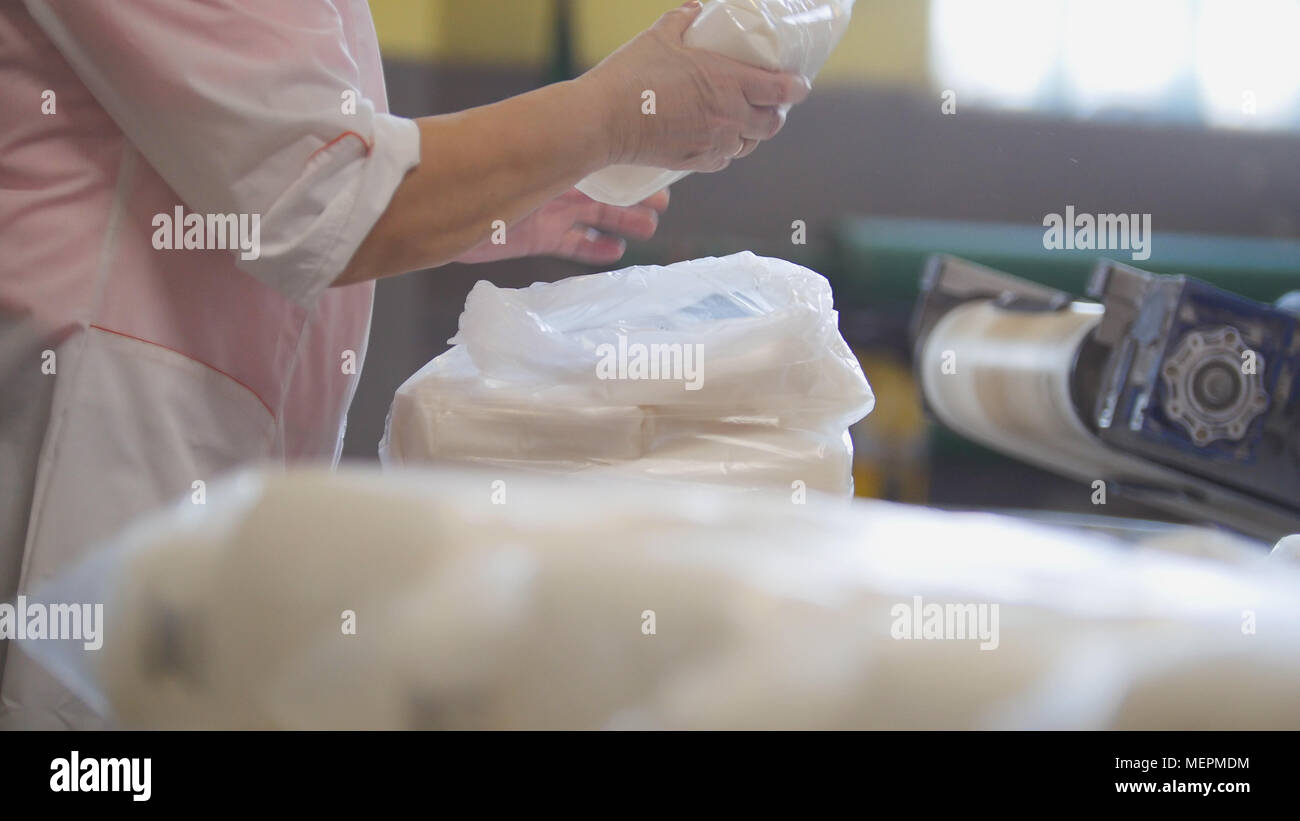 Worker packing crystal sugar at the sugar refinery Stock Photo - Alamy