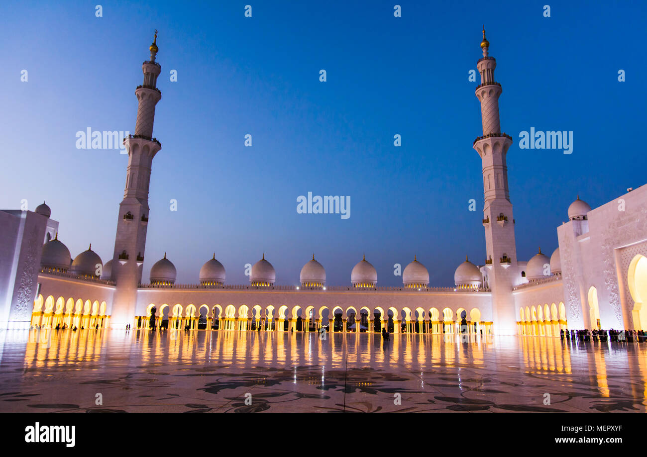 Grand Mosque in Abu Dhabi at blue hour panoramic view Stock Photo - Alamy