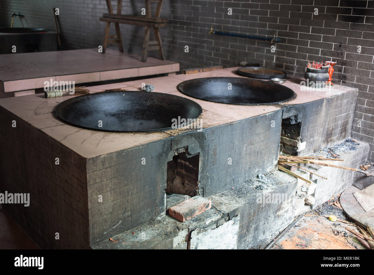 chinese old kitchen in the house Stock Photo - Alamy