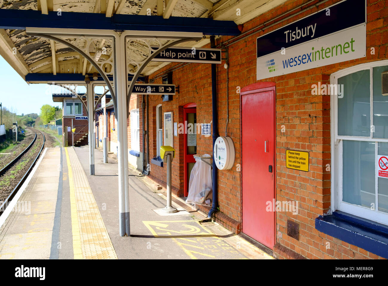 Salisbury railway station hi-res stock photography and images - Alamy