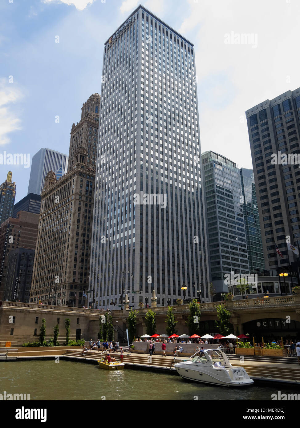 Chicago river and Kemper building, Chicago, Illinois, USA Stock Photo ...