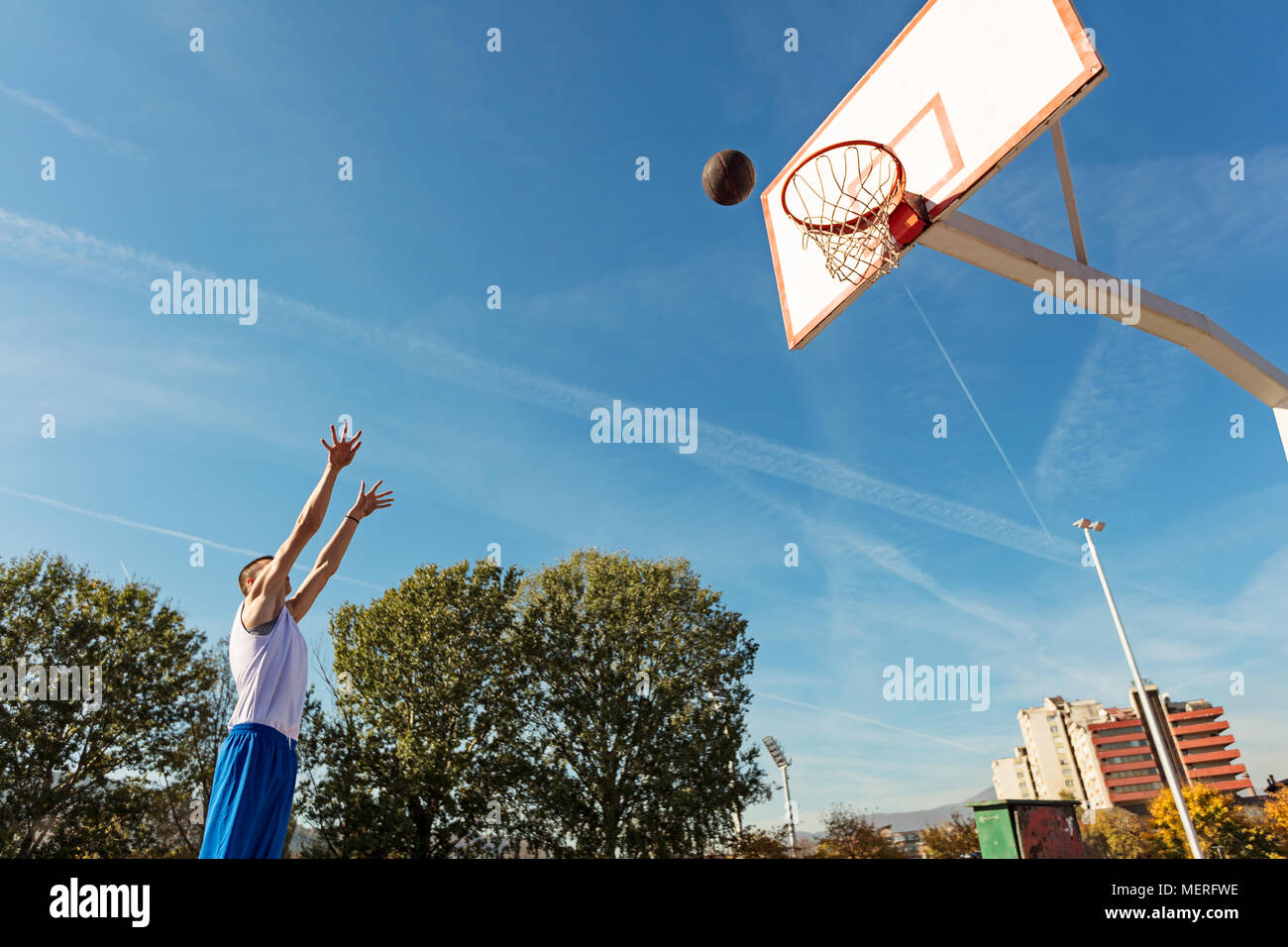 Shooting from free throw line hi-res stock photography and images - Alamy