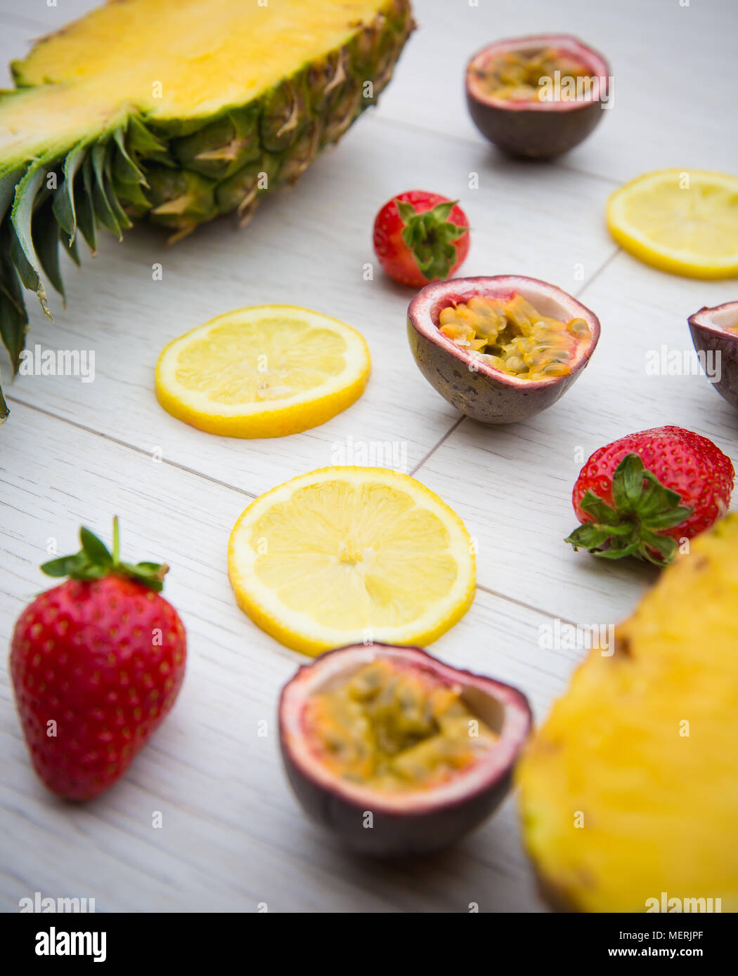 Split pineapple hi-res stock photography and images - Alamy