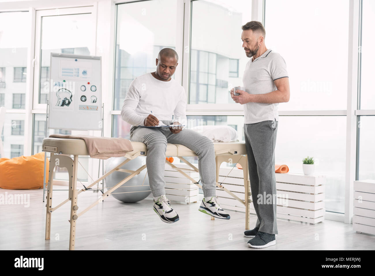Doctor patient patient signing medical hi-res stock photography and ...