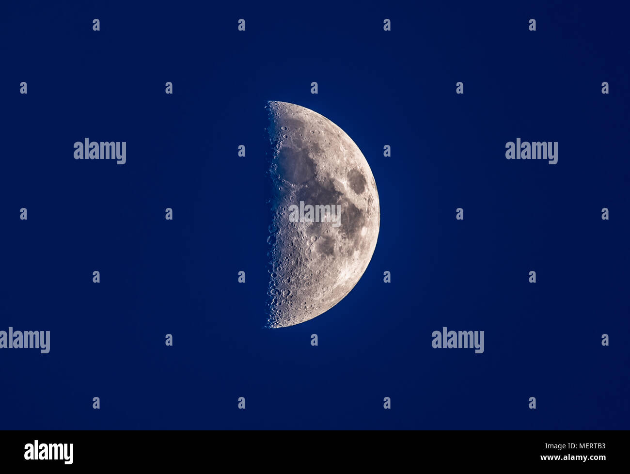 Half light half dark backdrop hi-res stock photography and images - Alamy