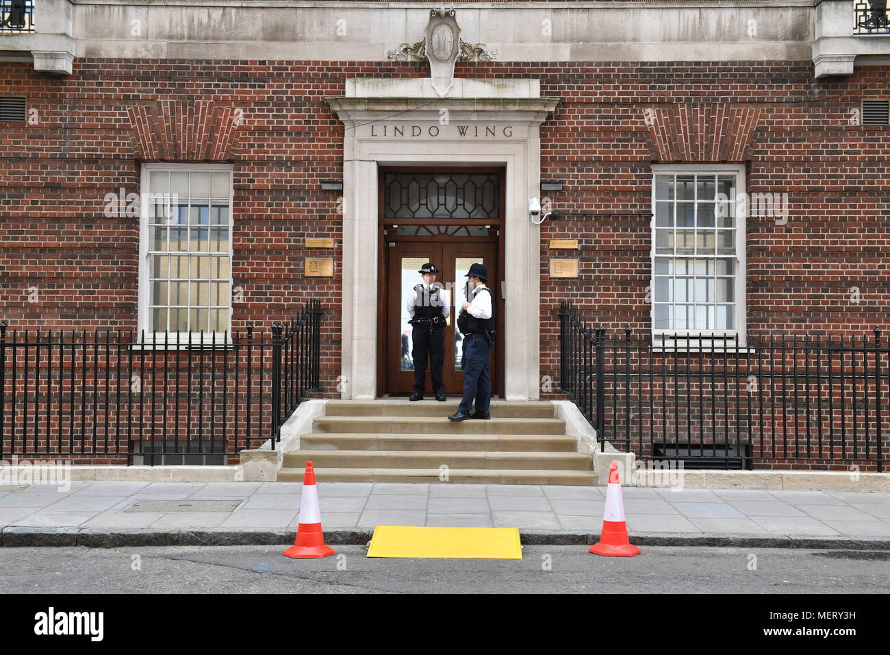 Police officers outside lindo wing st marys hospital hi-res stock ...