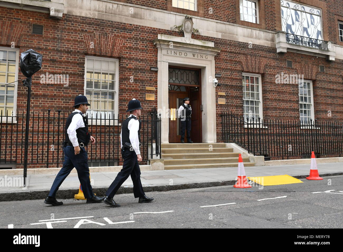 Police officers outside lindo wing st marys hospital hi-res stock ...